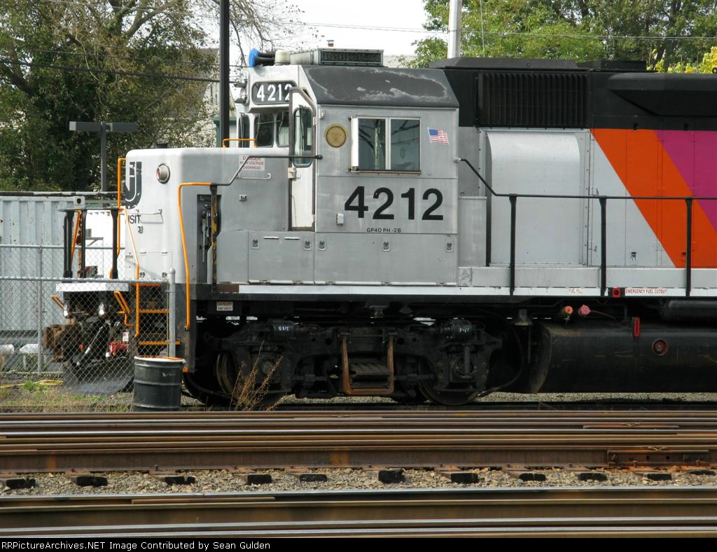 NJT EMD GP40PH-2B 4212